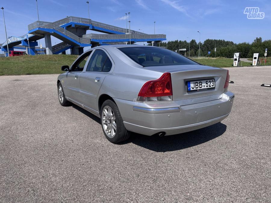 Pelēks Volvo S60 2005 Viļņa, ar dzinēja tilpumu 2.40 L un nobraukumu 308 tūkst. km par 1850 €, foto 1 vietnē AUTOMOTO.COM.LV