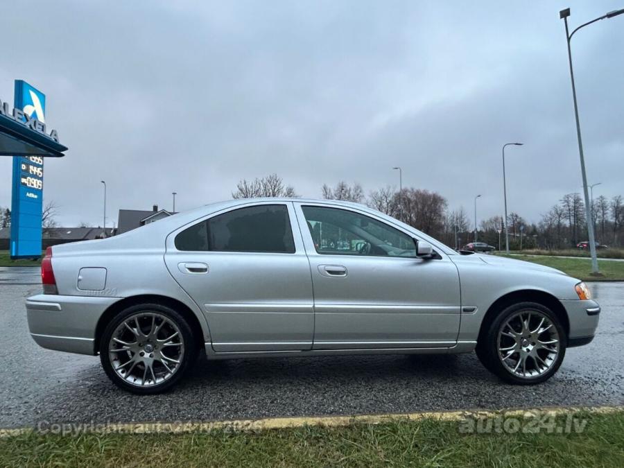 Pelēks Volvo S60 2005 Tallina, ar dzinēja tilpumu 2.40 L un nobraukumu 385 tūkst. km par 2900 €, foto 2 vietnē AUTOMOTO.COM.LV