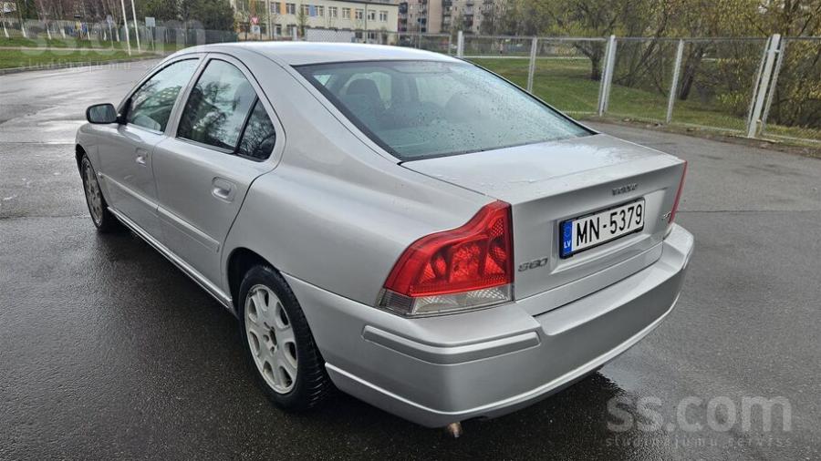 Pelēks Volvo S60 2005 Daugavpils, ar dzinēja tilpumu 2.40 L un nobraukumu 286 tūkst. km par 1500 €, foto 1 vietnē AUTOMOTO.COM.LV