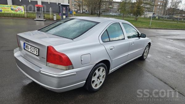Pelēks Volvo S60 2005 Daugavpils, ar dzinēja tilpumu 2.40 L un nobraukumu 286 tūkst. km par 1500 €, foto 2 vietnē AUTOMOTO.COM.LV