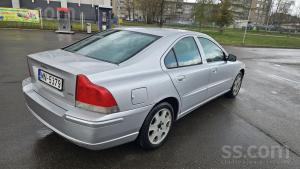 Pelēks Volvo S60 2005 Daugavpils, ar dzinēja tilpumu 2.40 L un nobraukumu 286 tūkst. km par 1500 €, foto 3 vietnē AUTOMOTO.COM.LV