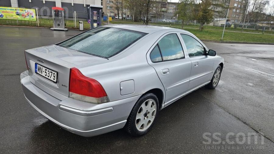 Pelēks Volvo S60 2005 Daugavpils, ar dzinēja tilpumu 2.40 L un nobraukumu 286 tūkst. km par 1500 €, foto 3 vietnē AUTOMOTO.COM.LV