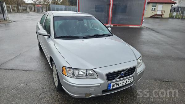 Pelēks Volvo S60 2005 Daugavpils, ar dzinēja tilpumu 2.40 L un nobraukumu 286 tūkst. km par 1500 €, foto 4 vietnē AUTOMOTO.COM.LV