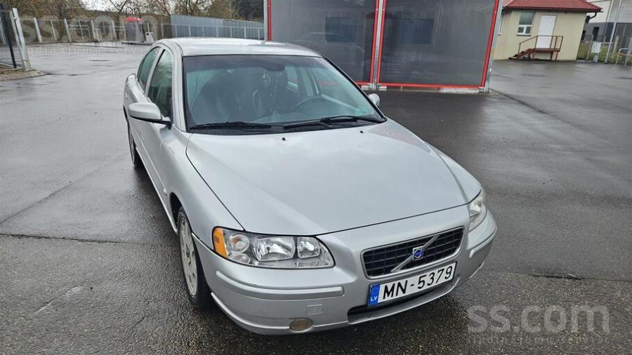 Pelēks Volvo S60 2005 Daugavpils, ar dzinēja tilpumu 2.40 L un nobraukumu 286 tūkst. km par 1500 €, foto 5 vietnē AUTOMOTO.COM.LV