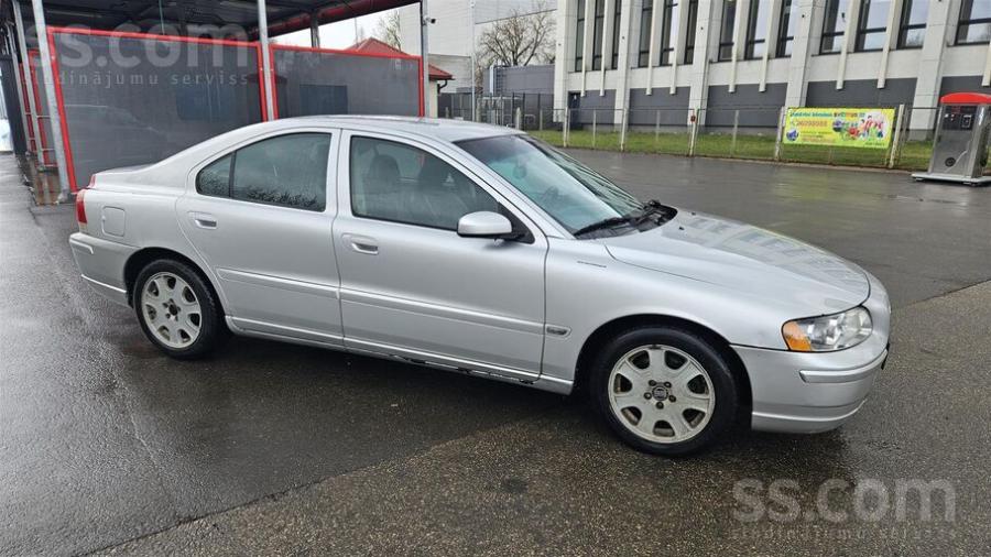 Pelēks Volvo S60 2005 Daugavpils, ar dzinēja tilpumu 2.40 L un nobraukumu 286 tūkst. km par 1500 €, foto 6 vietnē AUTOMOTO.COM.LV