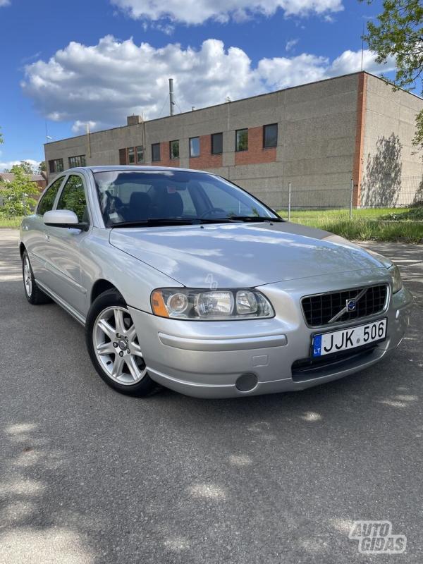 Grey Volvo S60 2005 in Alytus, with an engine capacity of 2.40 L and mileage of 270 thousand km for 2400 €, photo 1 on AUTOMOTO.COM.LV