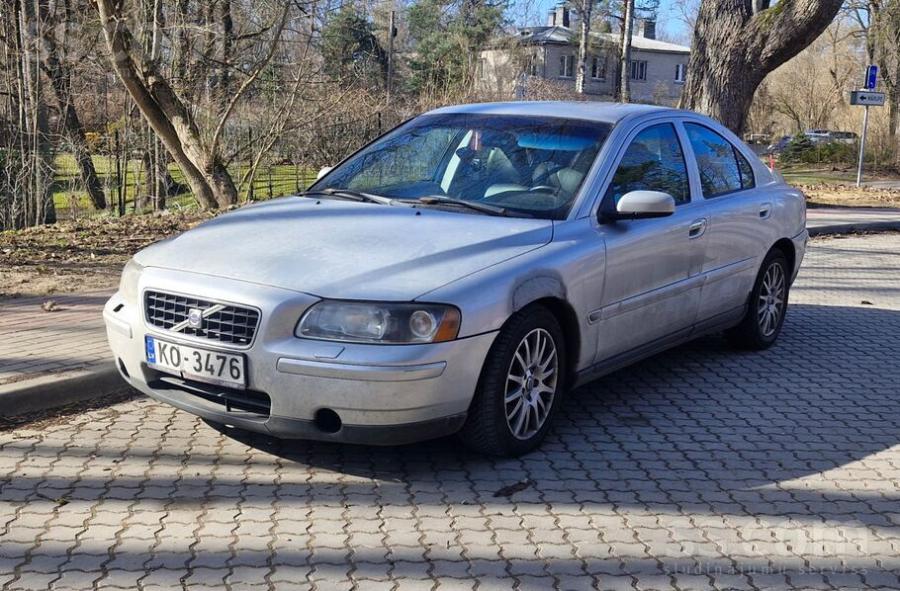 Pelēks Volvo S60 2005 Rīga, ar dzinēja tilpumu 2.40 L un nobraukumu 373 tūkst. km par 1250 €, foto 1 vietnē AUTOMOTO.COM.LV