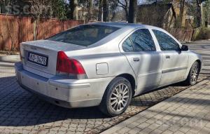Pelēks Volvo S60 2005 Rīga, ar dzinēja tilpumu 2.40 L un nobraukumu 373 tūkst. km par 1250 €, foto 4 vietnē AUTOMOTO.COM.LV