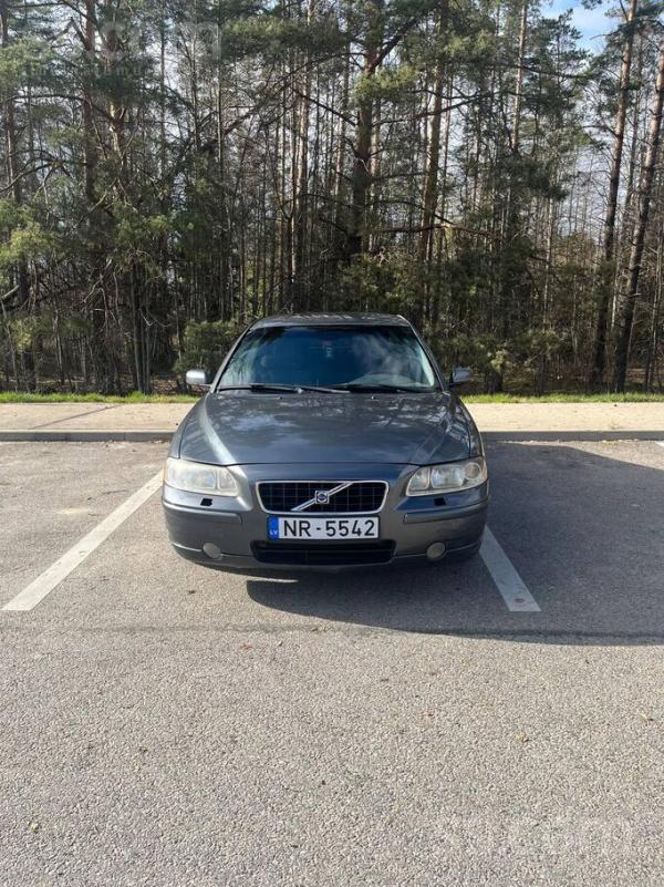 Pelēks Volvo S60 2005 Jēkabpils, ar dzinēja tilpumu 2.40 L un nobraukumu 444 tūkst. km par 1600 €, foto 1 vietnē AUTOMOTO.COM.LV