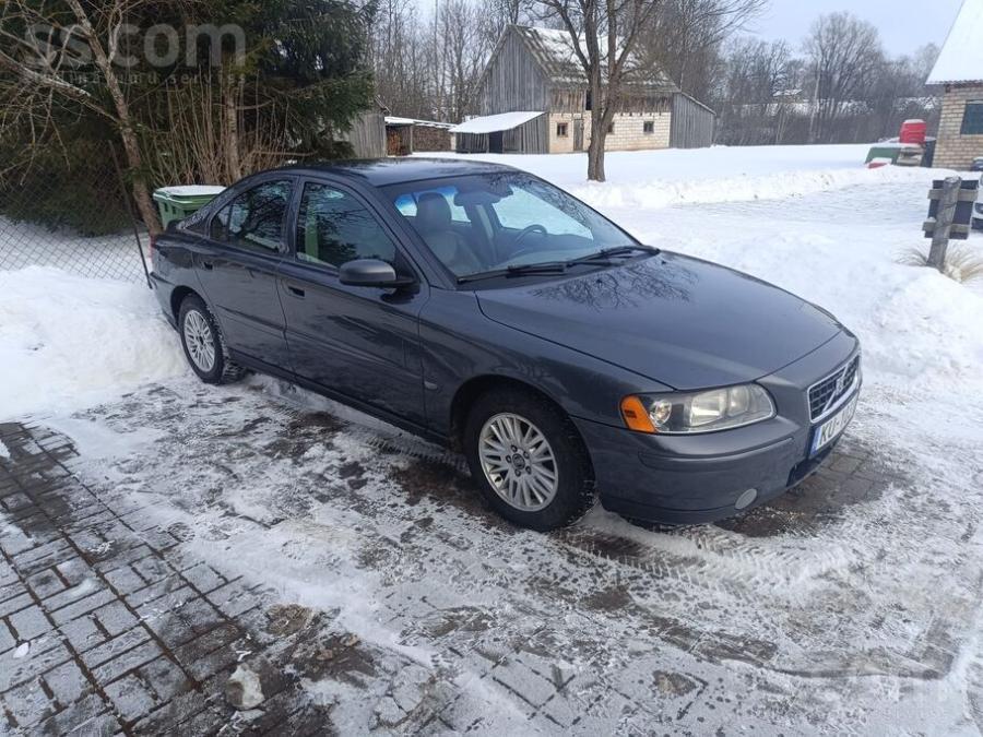 Pelēks Volvo S60 2005 Cēsis, ar dzinēja tilpumu 2.40 L un nobraukumu 400 tūkst. km par 3000 €, foto 1 vietnē AUTOMOTO.COM.LV