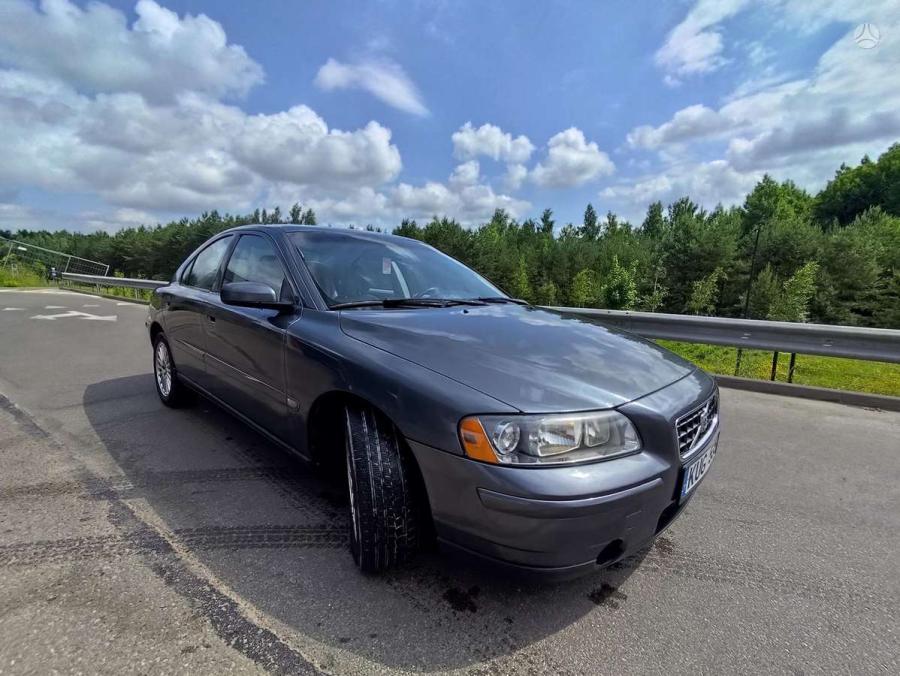 Grey Volvo S60 2005 in Vilnius, with an engine capacity of 1.98 L and mileage of 296 thousand km for 2599 €, photo 1 on AUTOMOTO.COM.LV