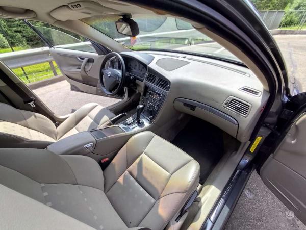 Grey Volvo S60 2005 in Vilnius, with an engine capacity of 1.98 L and mileage of 296 thousand km for 2599 €, photo 2 on AUTOMOTO.COM.LV