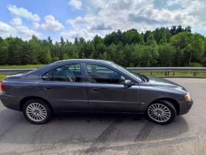 Grey Volvo S60 2005 in Vilnius, with an engine capacity of 1.98 L and mileage of 296 thousand km for 2599 €, photo 4 on AUTOMOTO.COM.LV