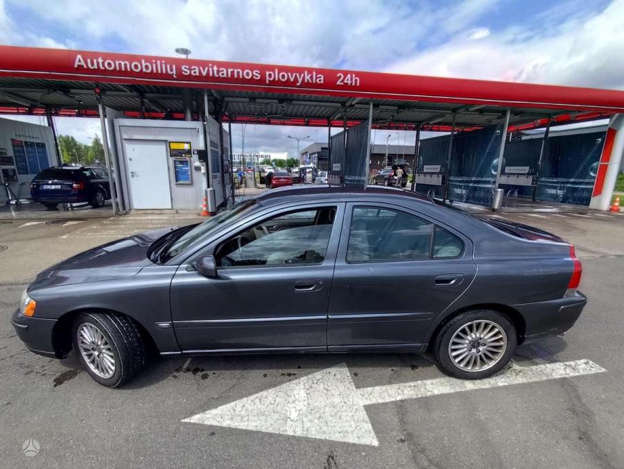 Grey Volvo S60 2005 in Vilnius, with an engine capacity of 1.98 L and mileage of 296 thousand km for 2599 €, photo 5 on AUTOMOTO.COM.LV