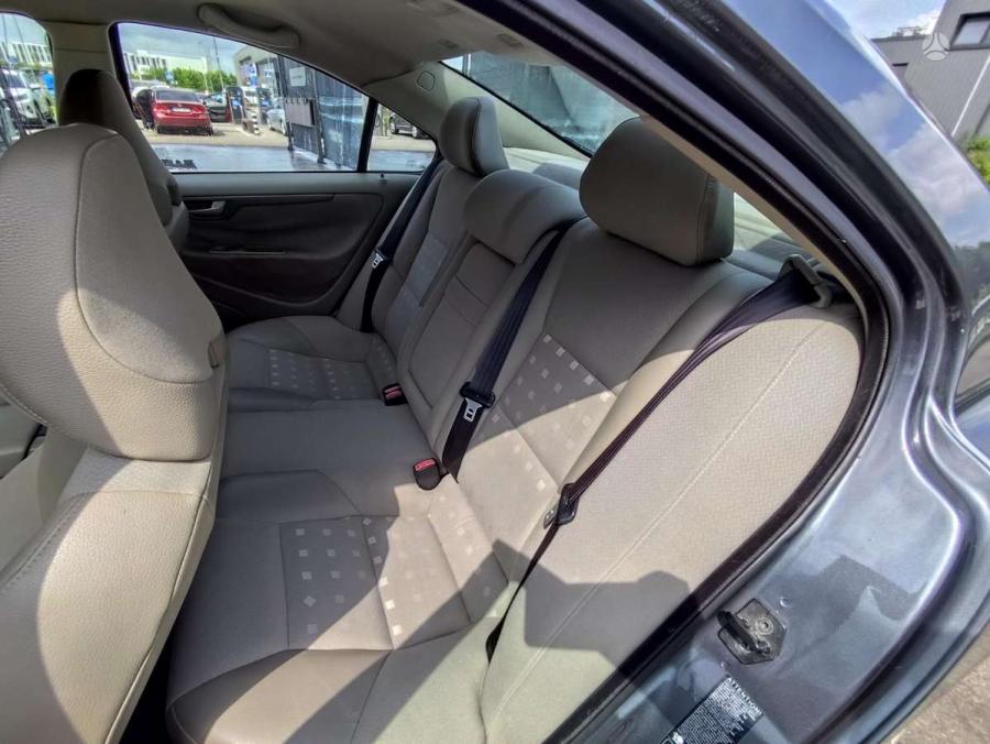 Grey Volvo S60 2005 in Vilnius, with an engine capacity of 1.98 L and mileage of 296 thousand km for 2599 €, photo 10 on AUTOMOTO.COM.LV