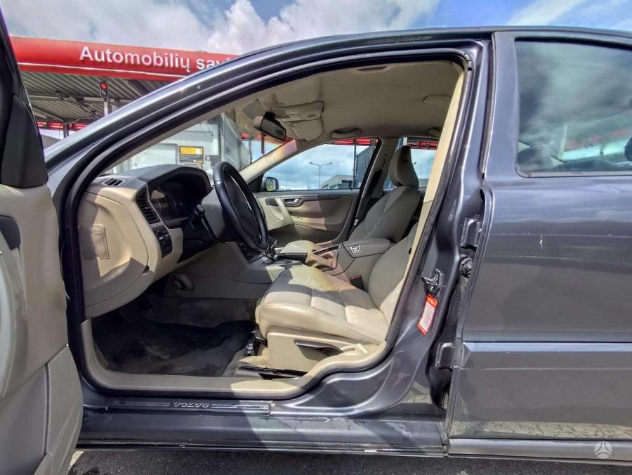 Grey Volvo S60 2005 in Vilnius, with an engine capacity of 1.98 L and mileage of 296 thousand km for 2599 €, photo 11 on AUTOMOTO.COM.LV