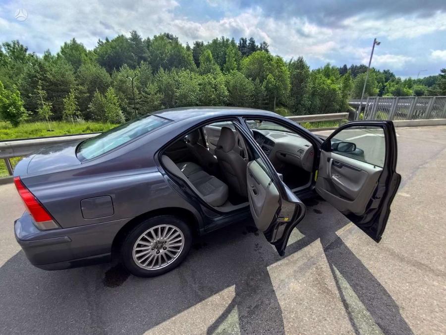 Grey Volvo S60 2005 in Vilnius, with an engine capacity of 1.98 L and mileage of 296 thousand km for 2599 €, photo 20 on AUTOMOTO.COM.LV