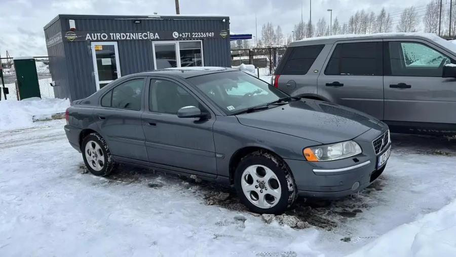 Pelēks Volvo S60 2005 Jelgava, ar dzinēja tilpumu 2.40 L un nobraukumu 260 tūkst. km par 1800 €, foto 3 vietnē AUTOMOTO.COM.LV