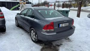 Pelēks Volvo S60 2005 Jelgava, ar dzinēja tilpumu 2.40 L un nobraukumu 260 tūkst. km par 1800 €, foto 4 vietnē AUTOMOTO.COM.LV
