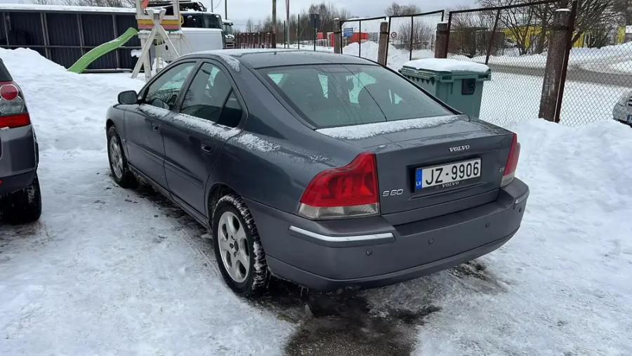 Pelēks Volvo S60 2005 Jelgava, ar dzinēja tilpumu 2.40 L un nobraukumu 260 tūkst. km par 1800 €, foto 4 vietnē AUTOMOTO.COM.LV