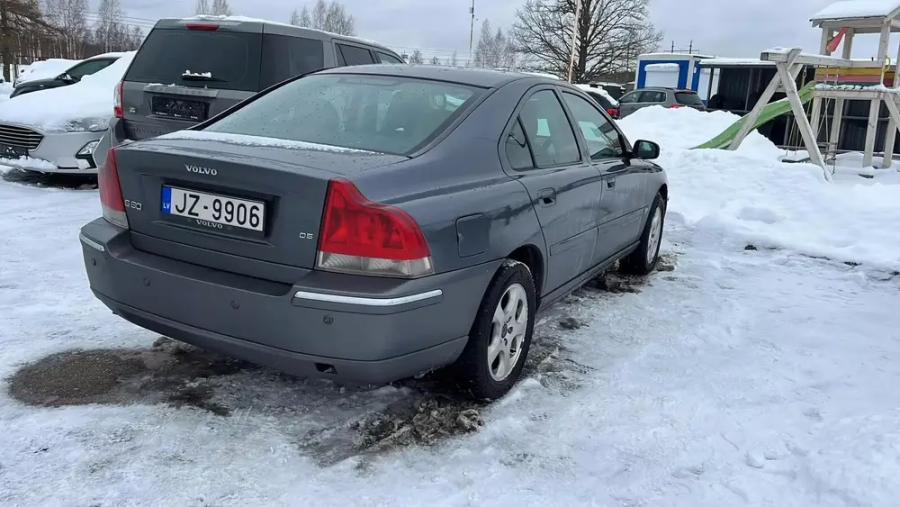 Pelēks Volvo S60 2005 Jelgava, ar dzinēja tilpumu 2.40 L un nobraukumu 260 tūkst. km par 1800 €, foto 5 vietnē AUTOMOTO.COM.LV