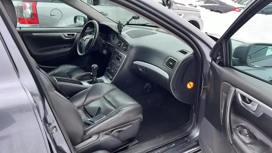 Pelēks Volvo S60 2005 Jelgava, ar dzinēja tilpumu 2.40 L un nobraukumu 260 tūkst. km par 1800 €, foto 7 vietnē AUTOMOTO.COM.LV
