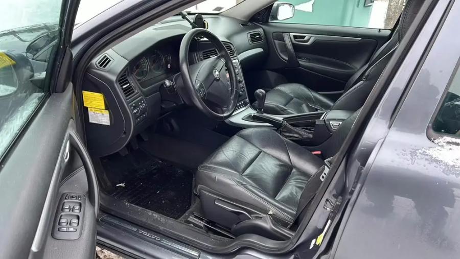 Pelēks Volvo S60 2005 Jelgava, ar dzinēja tilpumu 2.40 L un nobraukumu 260 tūkst. km par 1800 €, foto 8 vietnē AUTOMOTO.COM.LV