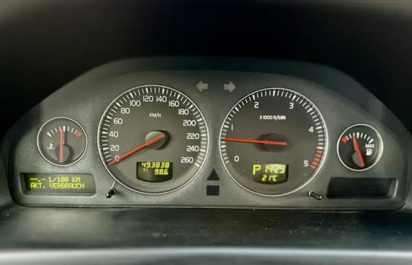 Grey Volvo S60 2005 in Jelgava, with an engine capacity of 2.40 L and mileage of 490 thousand km for 1290 €, photo 9 on AUTOMOTO.COM.LV