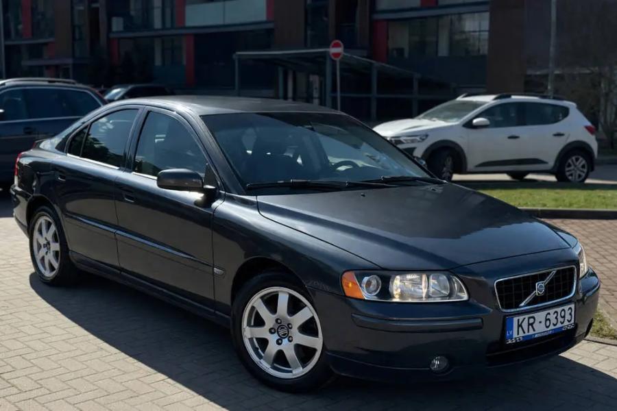Grey Volvo S60 2005 in Riga, with an engine capacity of 2.40 L and mileage of 325 thousand km for 1390 €, photo 1 on AUTOMOTO.COM.LV
