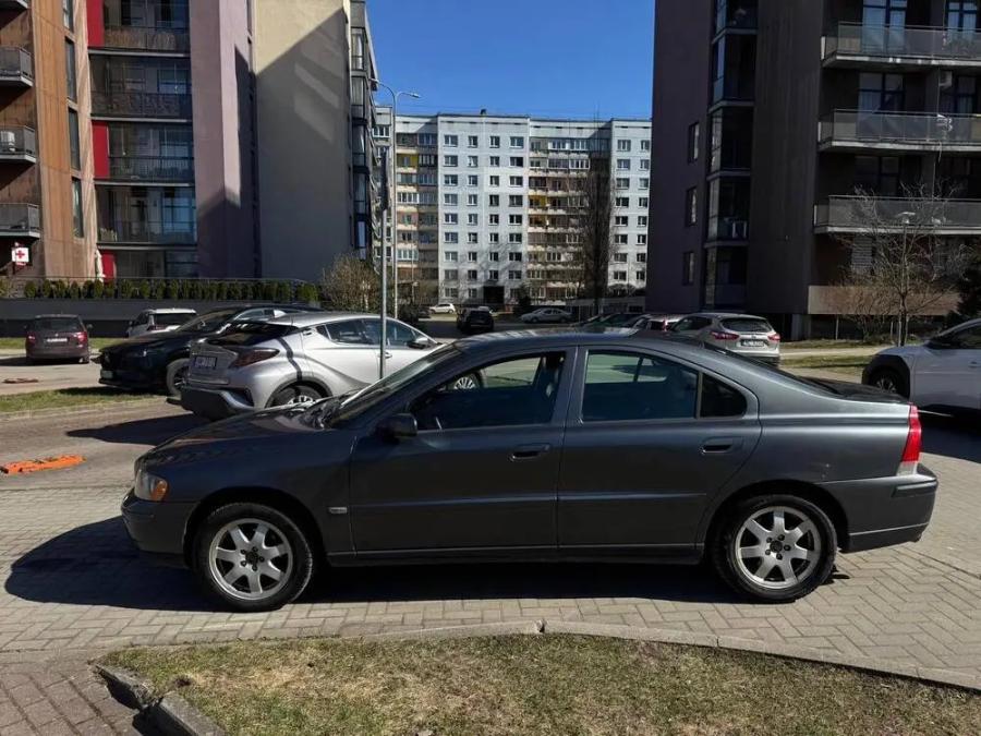 Grey Volvo S60 2005 in Riga, with an engine capacity of 2.40 L and mileage of 325 thousand km for 1390 €, photo 4 on AUTOMOTO.COM.LV