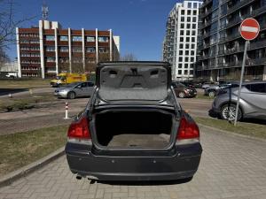 Grey Volvo S60 2005 in Riga, with an engine capacity of 2.40 L and mileage of 325 thousand km for 1390 €, photo 6 on AUTOMOTO.COM.LV