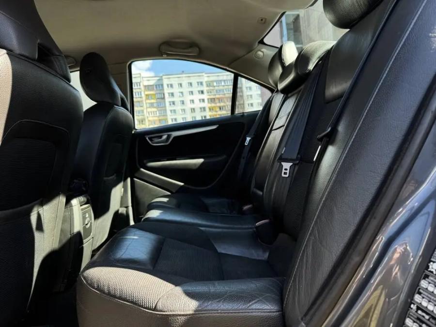 Grey Volvo S60 2005 in Riga, with an engine capacity of 2.40 L and mileage of 325 thousand km for 1390 €, photo 8 on AUTOMOTO.COM.LV