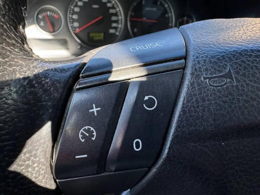 Grey Volvo S60 2005 in Riga, with an engine capacity of 2.40 L and mileage of 325 thousand km for 1390 €, photo 14 on AUTOMOTO.COM.LV
