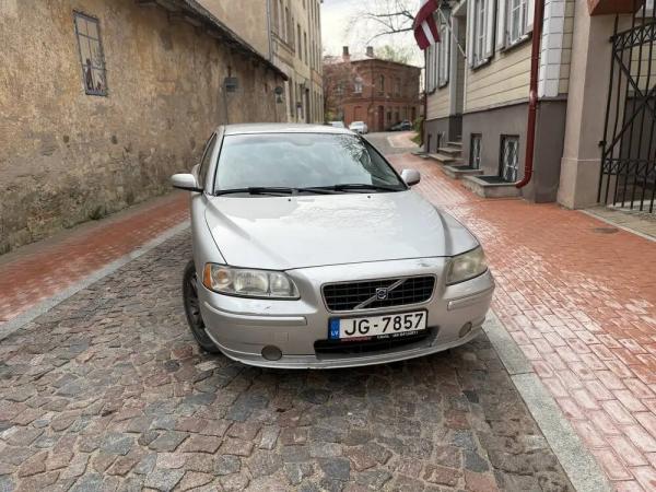 Grey Volvo S60 2005 in Cesis, with an engine capacity of 2.40 L and mileage of 418 thousand km for 1490 €, photo 1 on AUTOMOTO.COM.LV