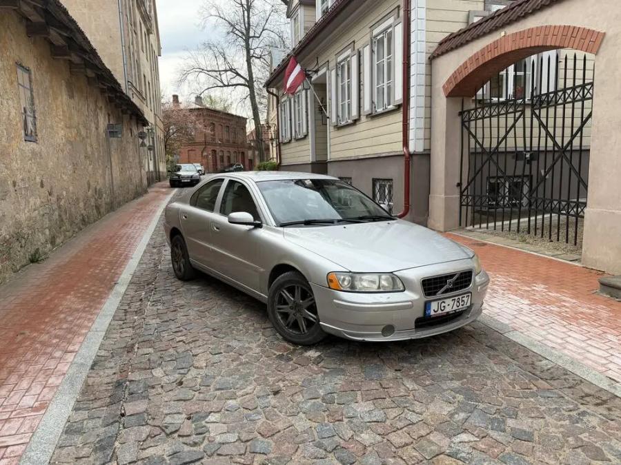Pelēks Volvo S60 2005 Cēsis, ar dzinēja tilpumu 2.40 L un nobraukumu 418 tūkst. km par 1490 €, foto 4 vietnē AUTOMOTO.COM.LV