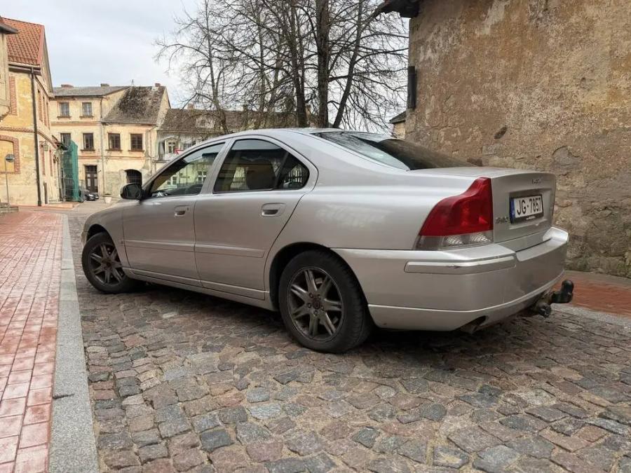 Pelēks Volvo S60 2005 Cēsis, ar dzinēja tilpumu 2.40 L un nobraukumu 418 tūkst. km par 1490 €, foto 7 vietnē AUTOMOTO.COM.LV