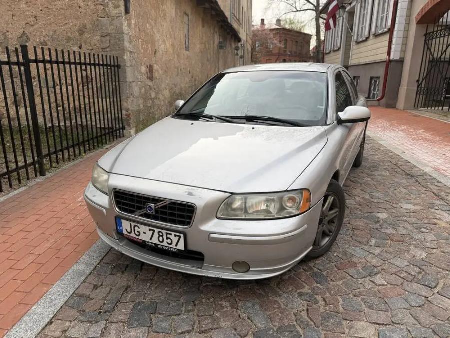 Pelēks Volvo S60 2005 Cēsis, ar dzinēja tilpumu 2.40 L un nobraukumu 418 tūkst. km par 1490 €, foto 8 vietnē AUTOMOTO.COM.LV