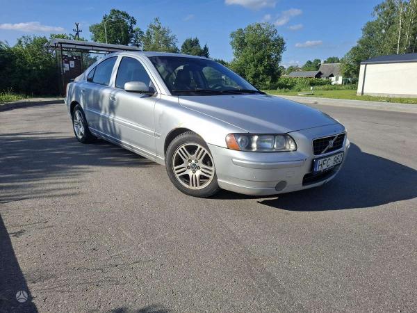 Grey Volvo S60 2005 in Vilnius, with an engine capacity of 2.40 L and mileage of 410 thousand km for 450 €, photo 1 on AUTOMOTO.COM.LV