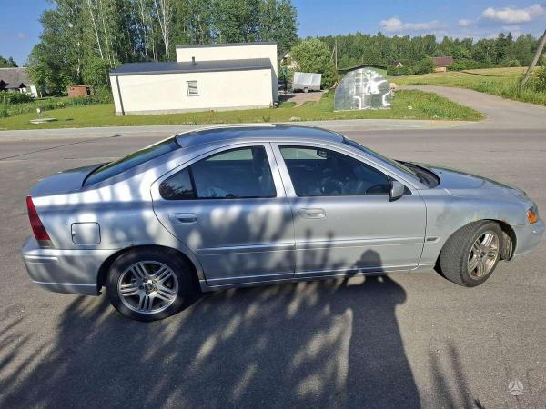 Grey Volvo S60 2005 in Vilnius, with an engine capacity of 2.40 L and mileage of 410 thousand km for 450 €, photo 3 on AUTOMOTO.COM.LV