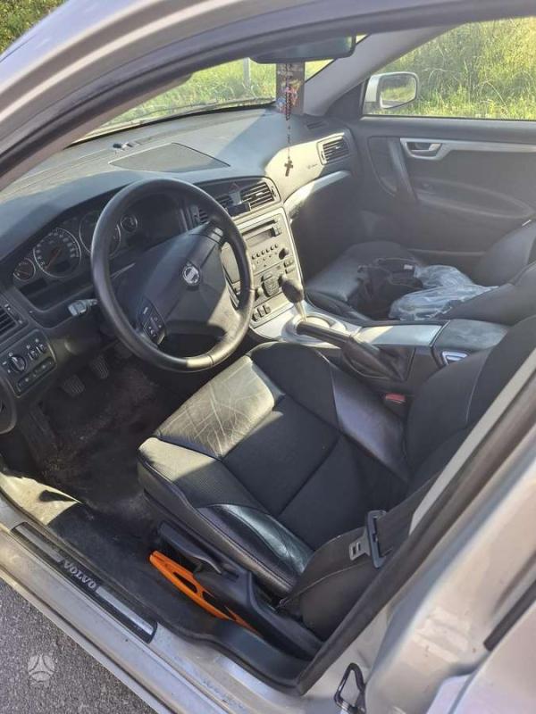 Grey Volvo S60 2005 in Vilnius, with an engine capacity of 2.40 L and mileage of 410 thousand km for 450 €, photo 8 on AUTOMOTO.COM.LV