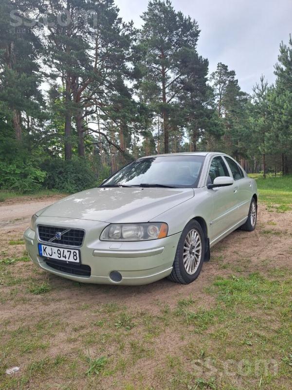 Grey Volvo S60 2005 in Riga, with an engine capacity of 2.40 L and mileage of 329 thousand km for 1200 €, photo 4 on AUTOMOTO.COM.LV