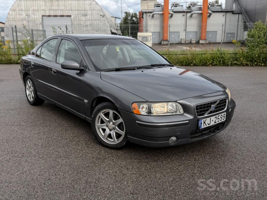 Grey Volvo S60 2005 in Jelgava, with an engine capacity of 2.40 L and mileage of 301 thousand km for 1590 €, photo 1 on AUTOMOTO.COM.LV