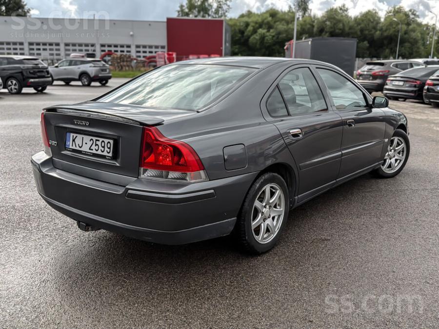 Grey Volvo S60 2005 in Jelgava, with an engine capacity of 2.40 L and mileage of 301 thousand km for 1590 €, photo 5 on AUTOMOTO.COM.LV