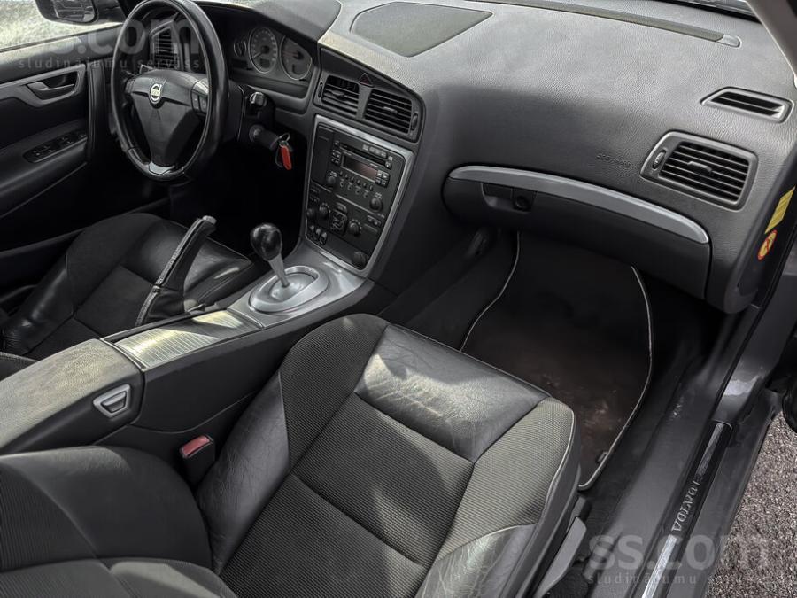 Grey Volvo S60 2005 in Jelgava, with an engine capacity of 2.40 L and mileage of 301 thousand km for 1590 €, photo 11 on AUTOMOTO.COM.LV