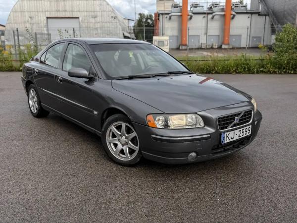 Pelēks Volvo S60 2005 Jelgava, ar dzinēja tilpumu 2.40 L un nobraukumu 301 tūkst. km par 1590 €, foto 1 vietnē AUTOMOTO.COM.LV