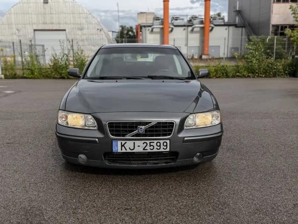 Pelēks Volvo S60 2005 Jelgava, ar dzinēja tilpumu 2.40 L un nobraukumu 301 tūkst. km par 1590 €, foto 2 vietnē AUTOMOTO.COM.LV