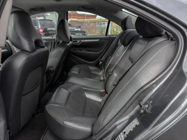 Pelēks Volvo S60 2005 Jelgava, ar dzinēja tilpumu 2.40 L un nobraukumu 301 tūkst. km par 1590 €, foto 7 vietnē AUTOMOTO.COM.LV