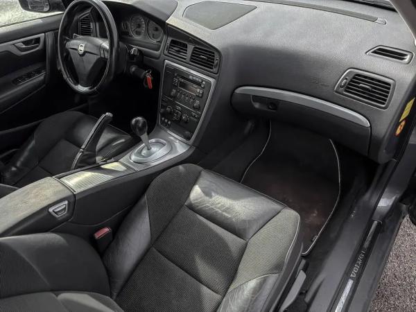 Pelēks Volvo S60 2005 Jelgava, ar dzinēja tilpumu 2.40 L un nobraukumu 301 tūkst. km par 1590 €, foto 10 vietnē AUTOMOTO.COM.LV