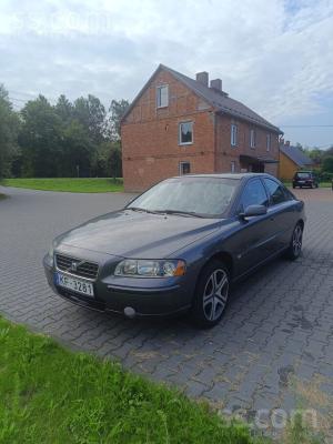Pelēks Volvo S60 2005 Saldus, ar dzinēja tilpumu 2.40 L un nobraukumu 440 tūkst. km par 1500 €, foto  vietnē AUTOMOTO.COM.LV