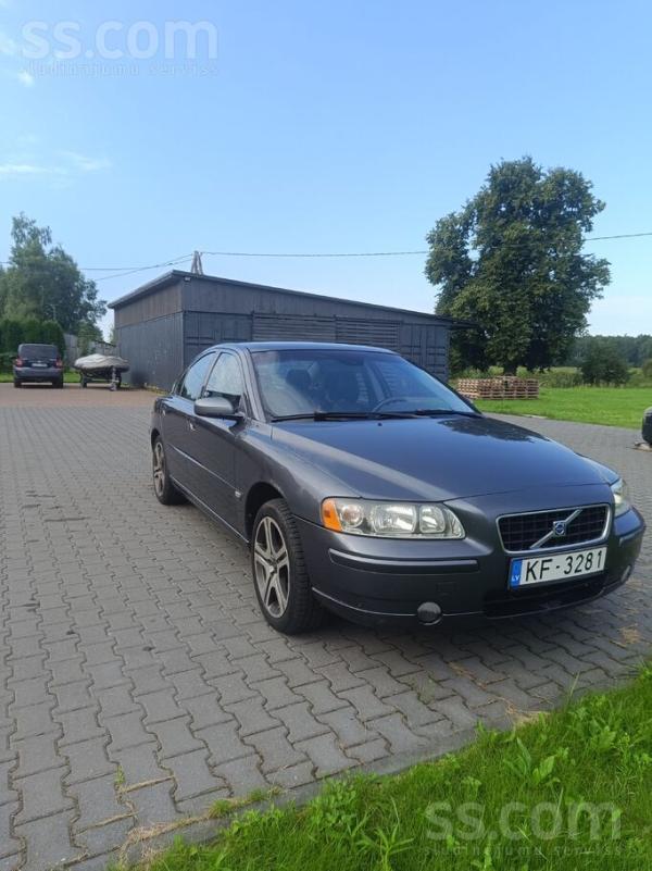 Grey Volvo S60 2005 in Saldus, with an engine capacity of 2.40 L and mileage of 440 thousand km for 1500 €, photo 2 on AUTOMOTO.COM.LV